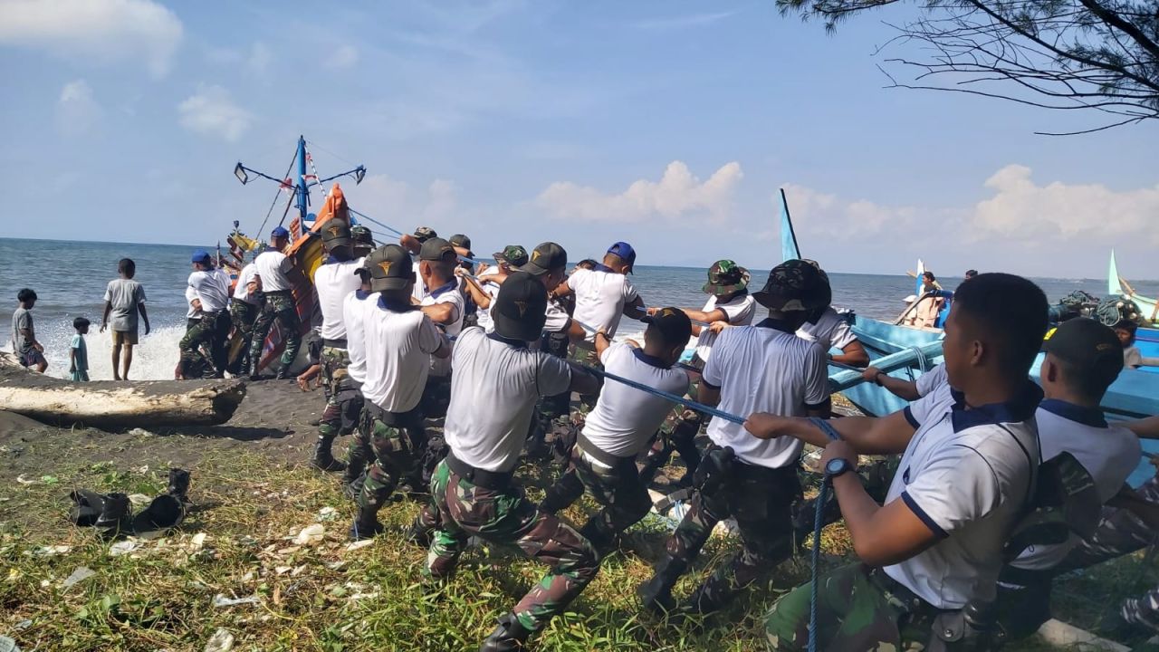 Siswa Kodiklat Selamatkan Kapal Nelayan Hampir Tenggelam di Pantai Banyuwangi
