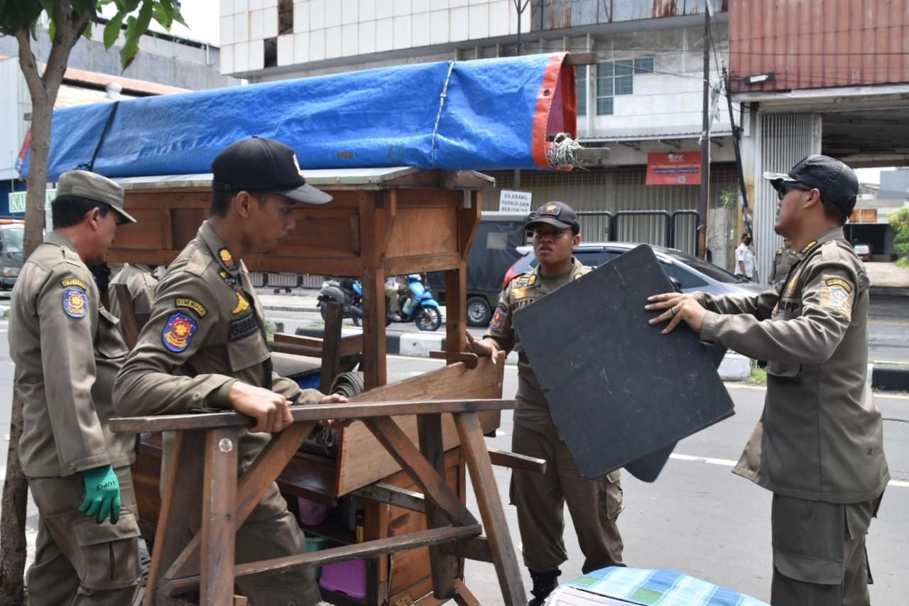 Satpol PP Surabaya Tertibkan PKL yang Berjualan di Trotoar dan Bahu Jalan